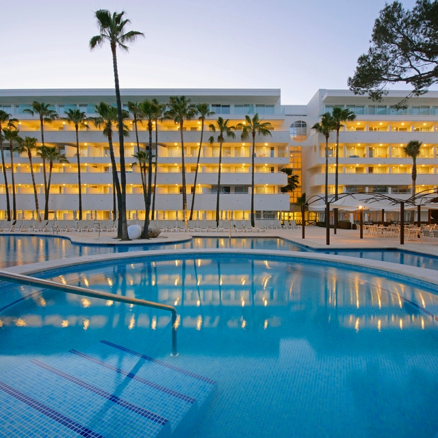 IBEROSTAR'S FIRST 100% ELECTRIC HOTEL IN SPAIN WITH EMISSION-FREE ...